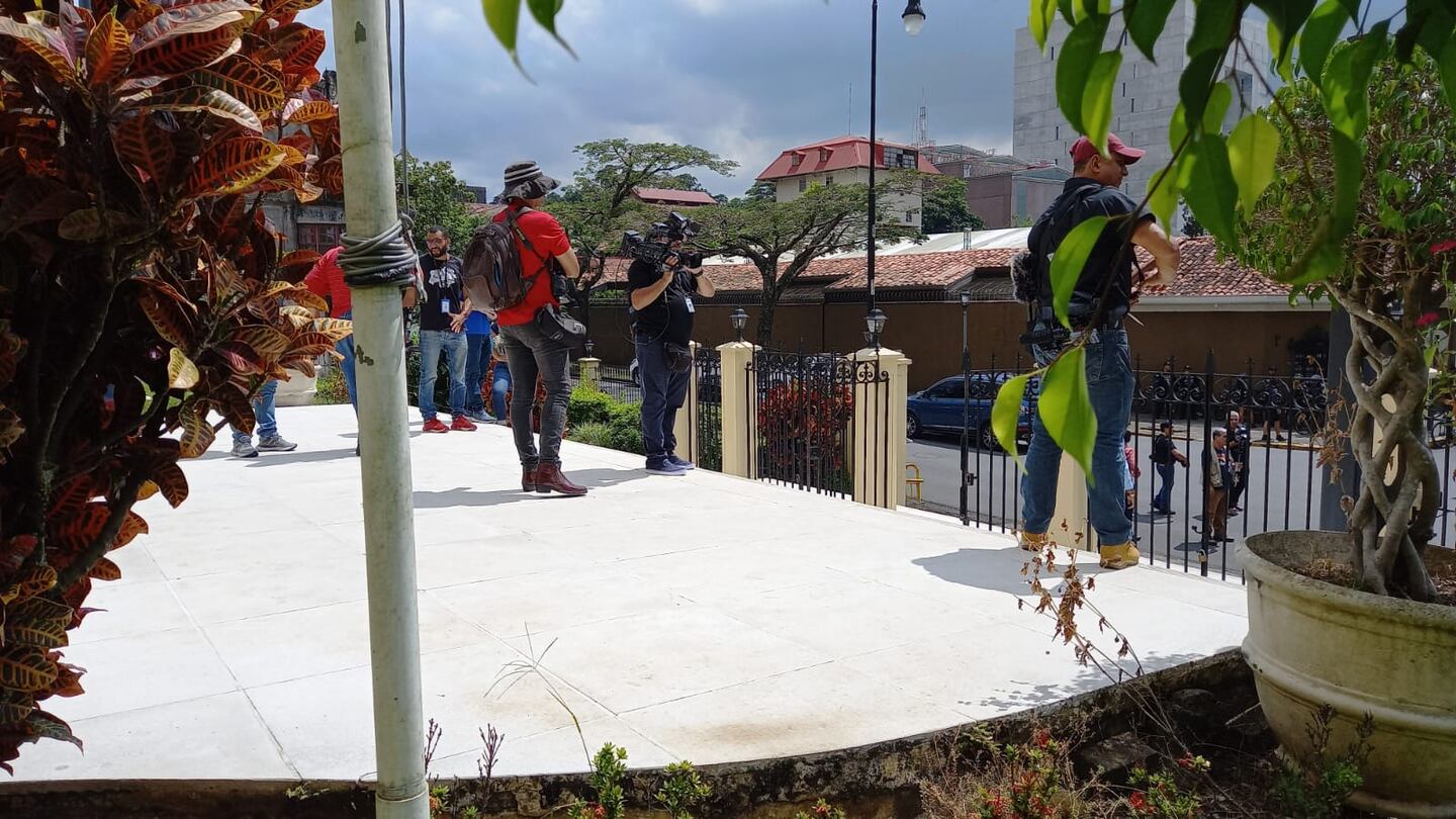 Periodistas deportivos se pegaron una buena asoleada en la Cancillería ...