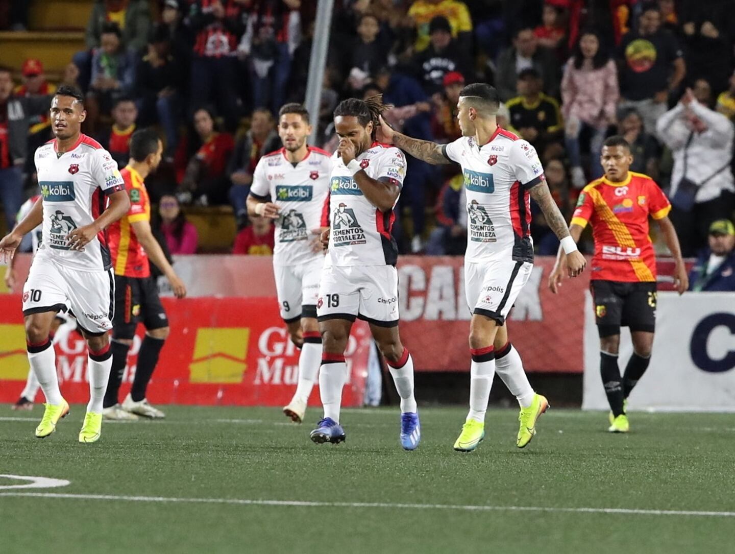 Henry Bejarano les sacó sonrisas a los saprissistas con empate entre ...
