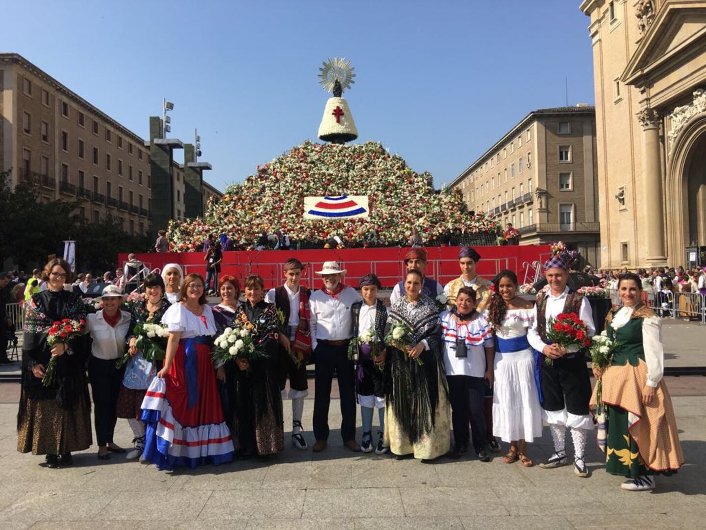 Bandera tica se luce en las fiestas de Zaragoza, España | La Teja