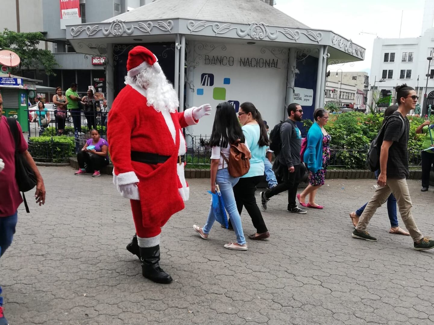 Colacho de casi dos metros les desea Feliz Navidad a los peatones en el ...
