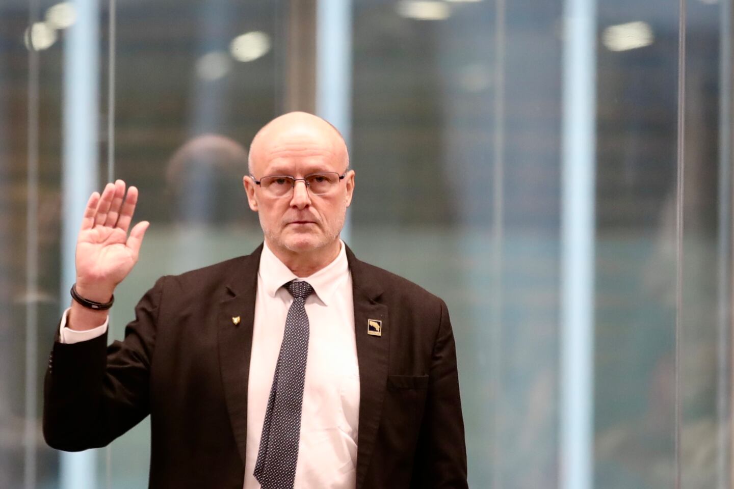 Vicepresidente Stephan Brunner intentó defender de esta forma la póliza ...