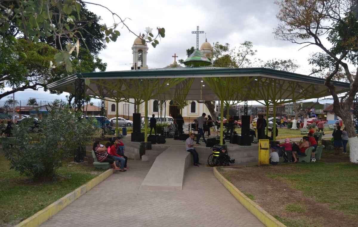 Kiosco del parque de Alajuelita se llama Paseo del Chinchiví - La Teja